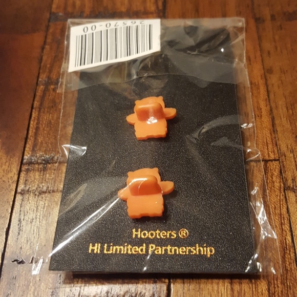 Hooters | Accessories | Hooters Limited Ed Apron Pin Accessory Rare ...